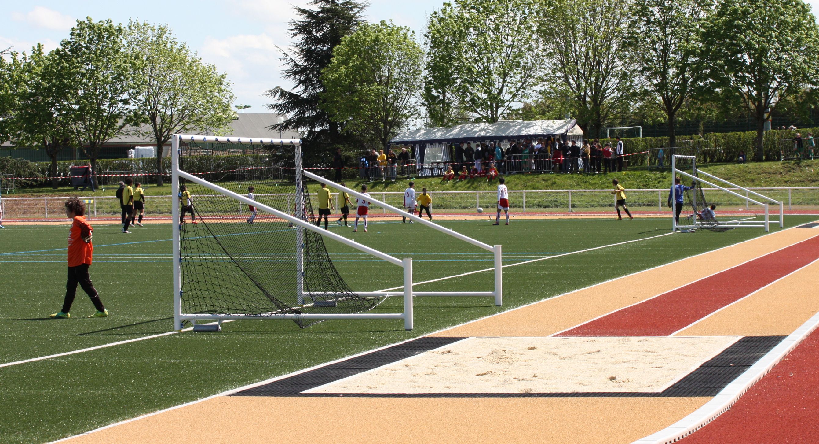 TERRAIN SYNTHETIQUE USMA - Le Footballeur